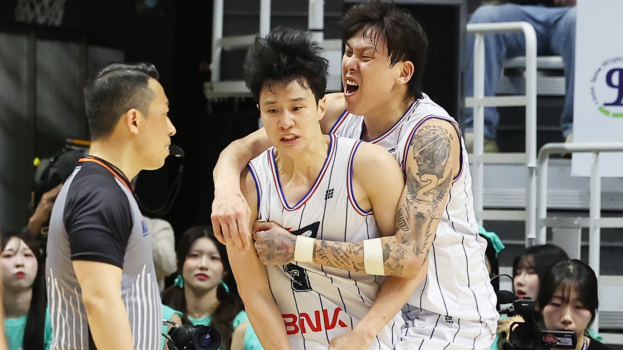 KCC, kt 대파하고 챔프전 첫 승…형제 대결은 형 허웅이 판정승 - SBS 뉴스 인쇄하기