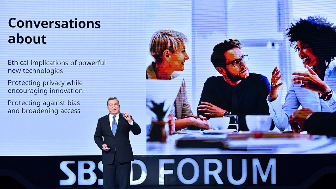 [SDF2018 포토] '기업의 책임 혁신' 주제로 강연하는 크레이그 샹크 MS 부사장