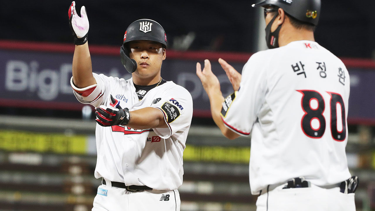 '소형준 잘 막고 황재균 잘 뚫고' KT, SSG 4연패 밀어 넣어