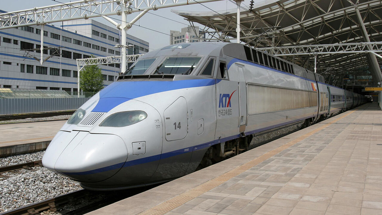 [속보] 코레일 "경의선 전기 공급 장애, 서울 출발 KTX 등 지연…오후 6∼7시 복구 목표"