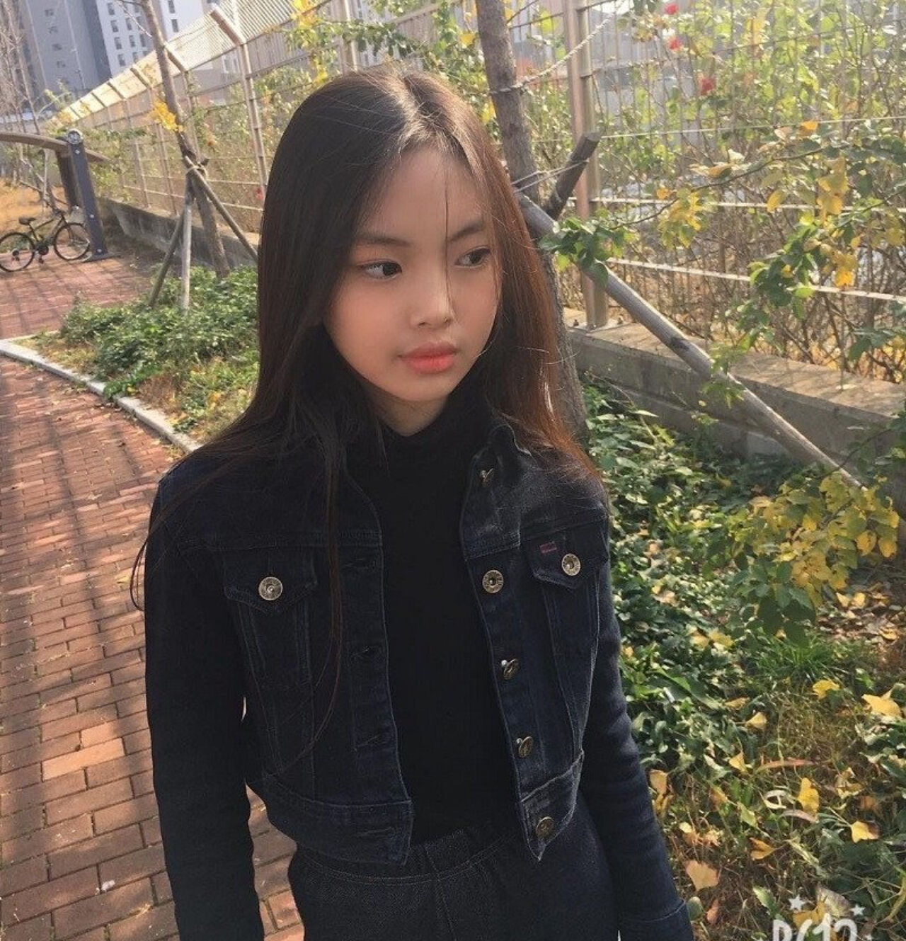 [SBS Star] NewJeans HYEIN's New Childhood Photos Garner Attention Online