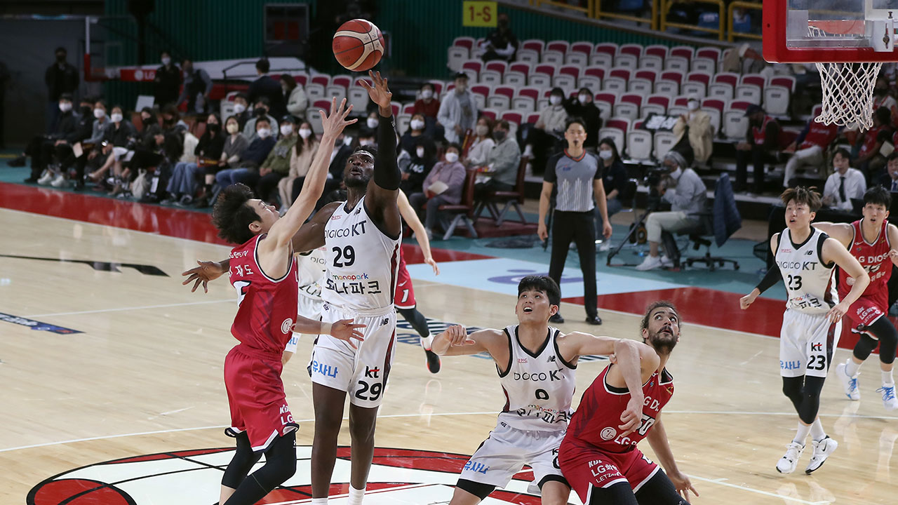 프로농구 LG, KT에 19점 차 대승…이재도 24득점