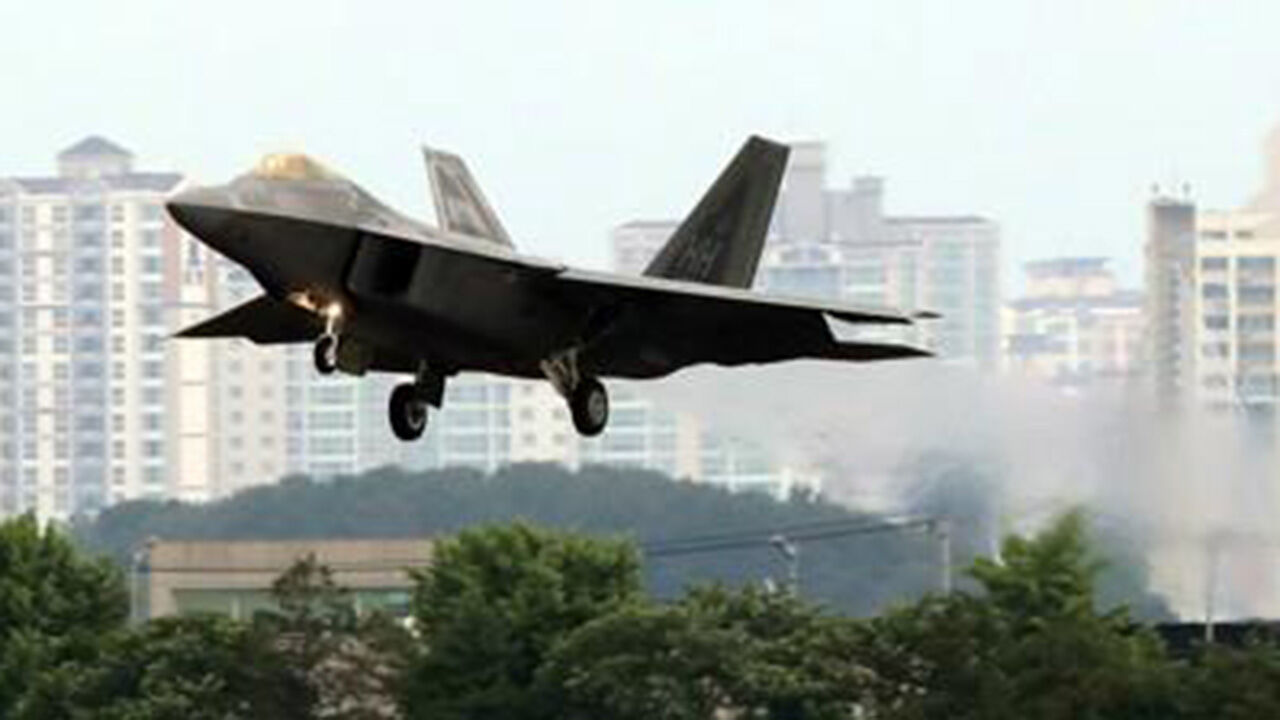 '최강' 미국 F-22 4년 만에 한국 출동…B-52H도 전개해 연합훈련