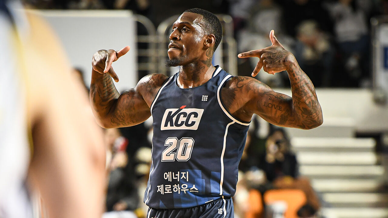 '라건아 32점' KCC, LG 5연승 막고 5연패 탈출
