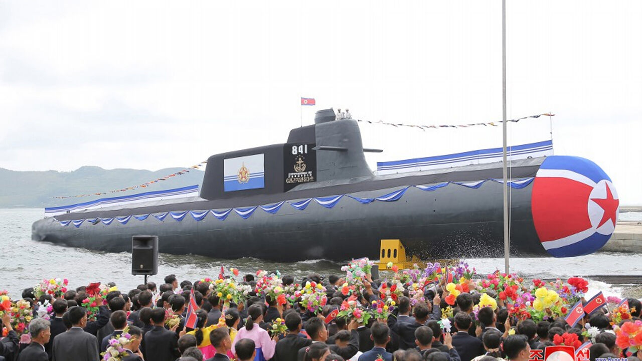 북 신형 잠수함 '전술핵 SLBM' 발사관 10개…해상 핵위협 현실화
