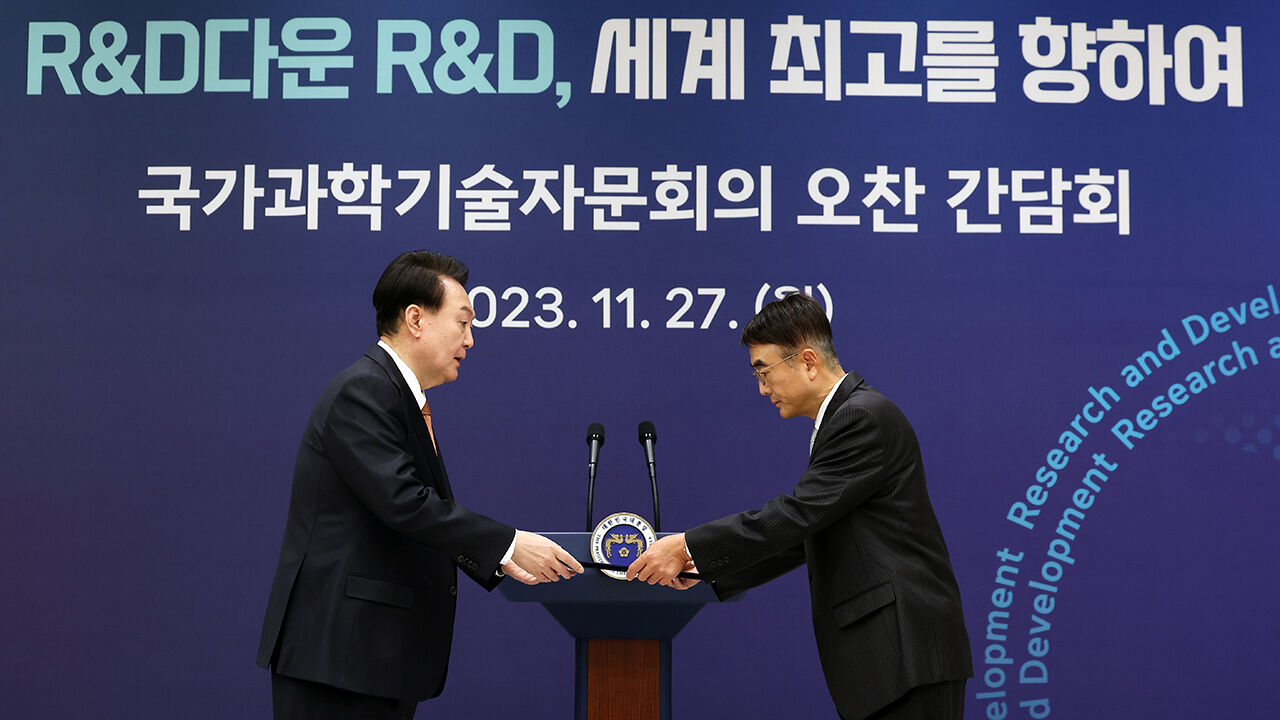 윤 대통령 "혁신 · 도전적 R&D 투자해 퍼스트 무버로 전환해야"