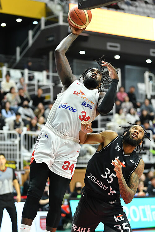 프로농구 SK, kt 꺾고 3연승…KCC는 현대모비스에 대역전승