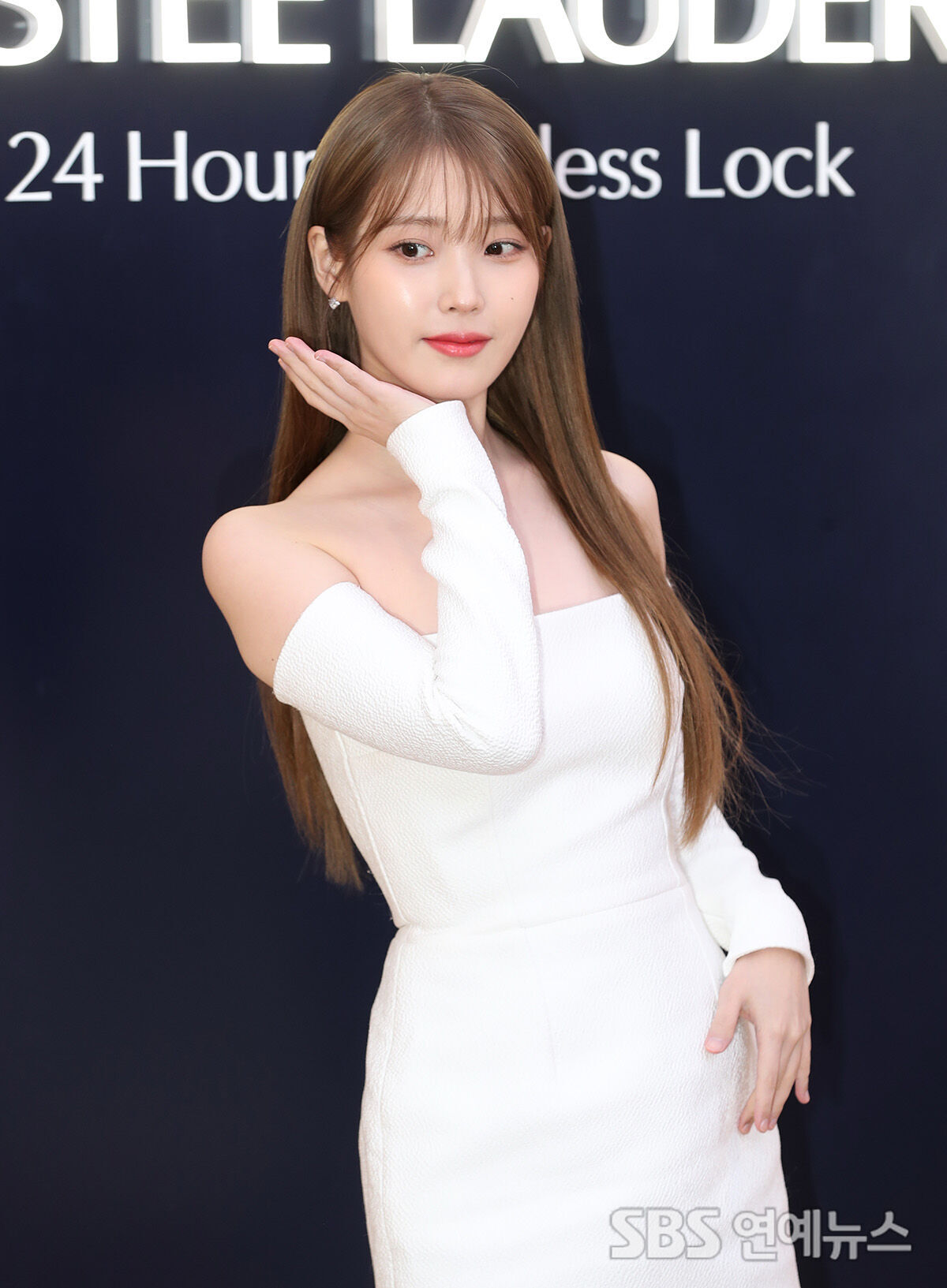 [SBS Star] PHOTO COLLECTION: IU Seen with a Stunning White Dress that Makes Her Look like an Angel