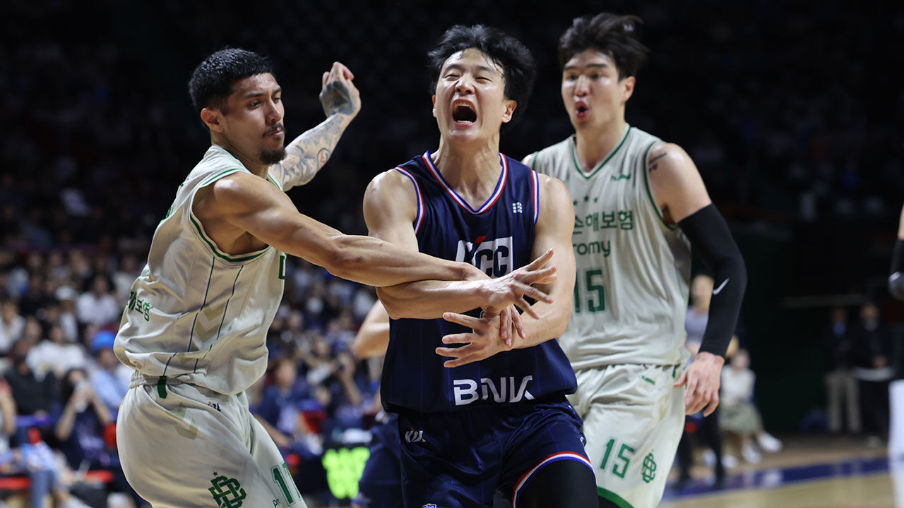 '슈퍼팀' KCC, 정규리그 1위 DB 잡고 챔프전 진출 '1승 남았다'