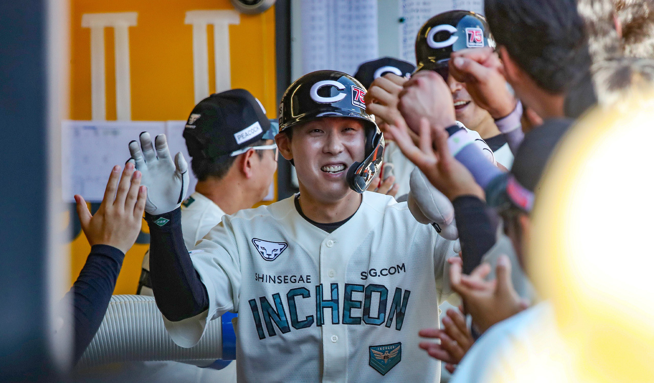 '김성욱 결승 투런포' SSG, 두산 잡고 3위 굳히기