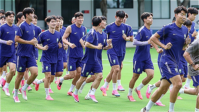 Hong Myung-bo's Squad Prepares for South Africa Match Amid Scorching 40 ...