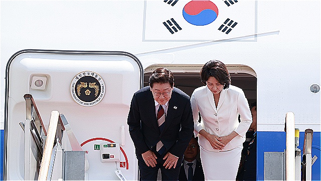 President Lee Returns Home After European Tour; Greeted by Prime ...