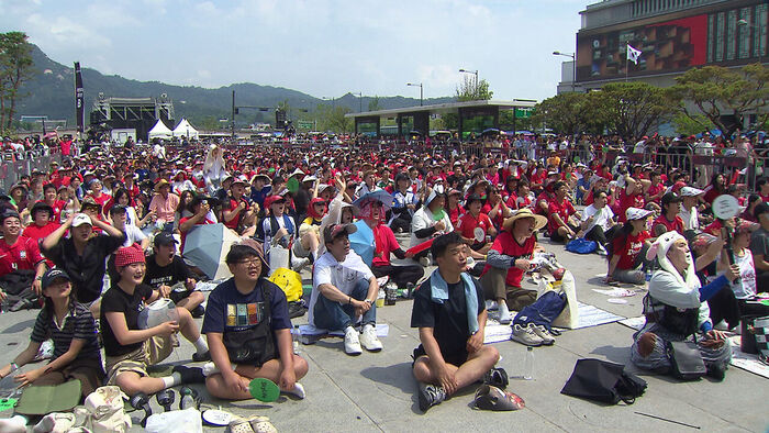 "Wearing Mom's 2002 Cheering Shirt"... 'Kokkomi' Dance Returns