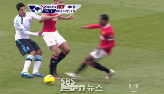 SBS 스포츠 골프 뉴스 : 전체뉴스 : [EPL] 수아레즈의 은밀한 반칙 장면 : SBS