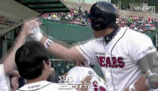 SBS 스포츠 골프 뉴스 : 전체뉴스 : [영상] '1점 추가요!' 두산 홍성흔 '희생 플라이' : SBS