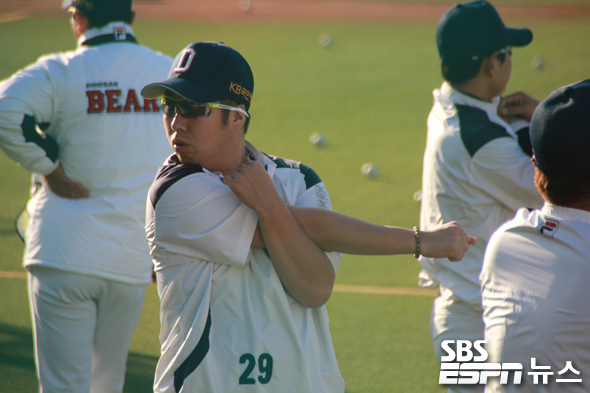 [포토] 유희관 "나는 언제 출격하려나∼" 삼성 두산 프로야구 한국시리즈 2차전