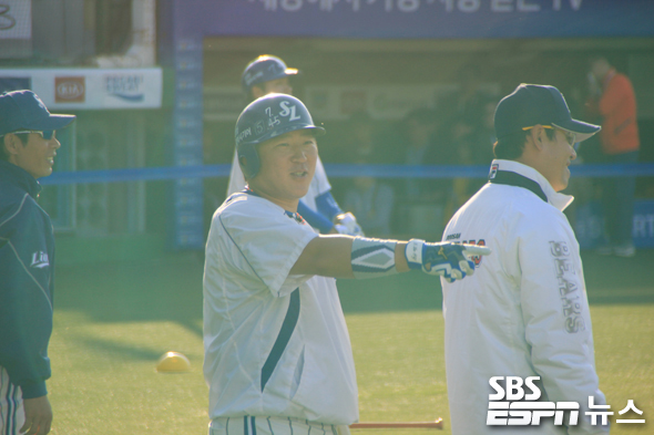 [포토] 최형우 "저것좀 봐요∼" 삼성 두산 프로야구 한국시리즈 2차전