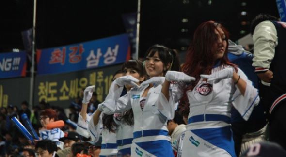 [포토] 두산 치어리더 '춤은 귀엽게' 삼성 두산 프로야구 한국시리즈 2차전