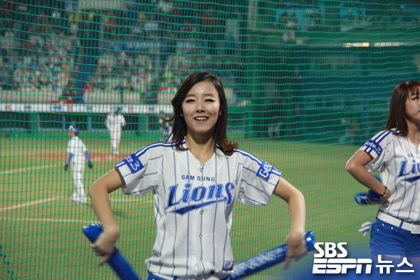 [포토] '미소가 아름다운 그녀' 삼성 두산 프로야구 한국시리즈 2차전