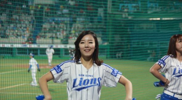 [포토] '미소가 아름다운 그녀' 삼성 두산 프로야구 한국시리즈 2차전