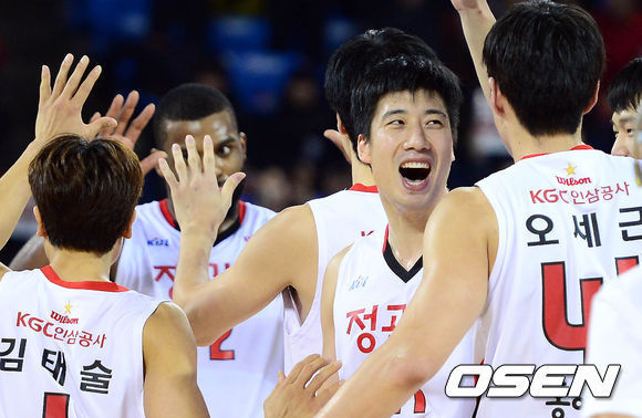 SBS 스포츠 골프 뉴스 : 전체뉴스 : '김태술 맹활약' KGC, '선두' SK 꺾고 2연승 : SBS