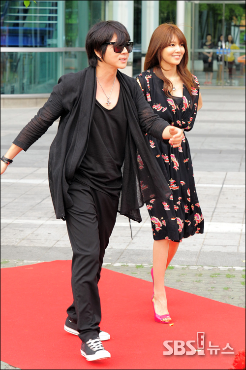 [포토]'한밤의 TV연예' 새로운 메인 MC 윤도현-수영