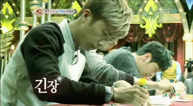 [스타킹]달인 vs 2PM, 봉투 붙이기 대결 승자는? - SBS Biz