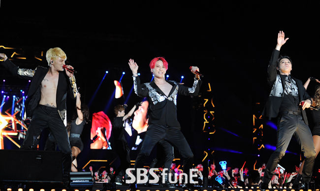 [E포토]JYJ, 다같이 손을 머리위로∼