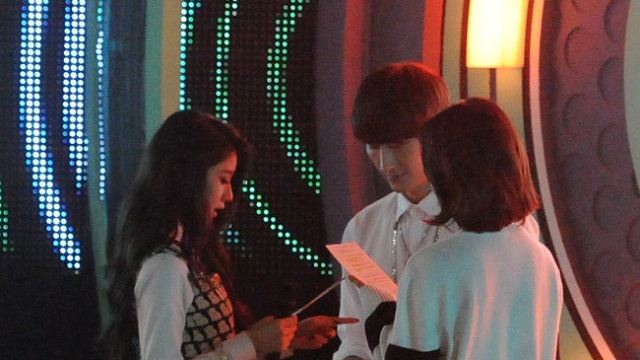 [E포토]조명이 꺼져도 열심히 입 맞추는 3MC