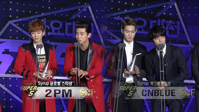 2014 SBS 가요대전 SUPER5 : 가요대전 뉴스 : [SAF 가요대전]2PM-씨엔블루, 시럽 글로벌 스타상-베스트 밴드상 수상 : SBS