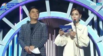 '2017 SOBA' 엑소, 신한류인기상 '이상수 본부장-이유리 시상'