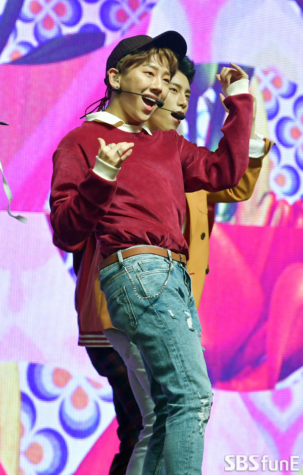 [E포토]JBJ 태현, 조이풀을 흔드는 밝은 미소