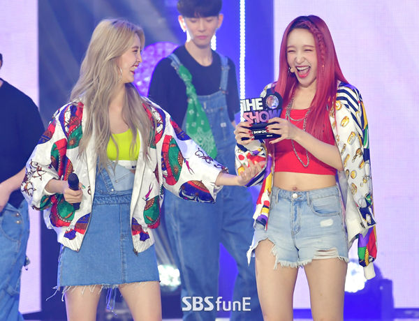 [E포토]EXID하니, 1위 트로피에 이모티콘 눈웃음