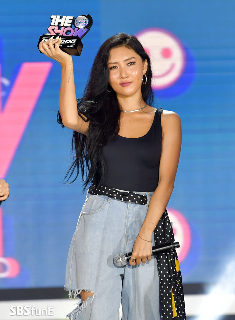 [E포토]화사, 오늘은 곱창보다 트로피