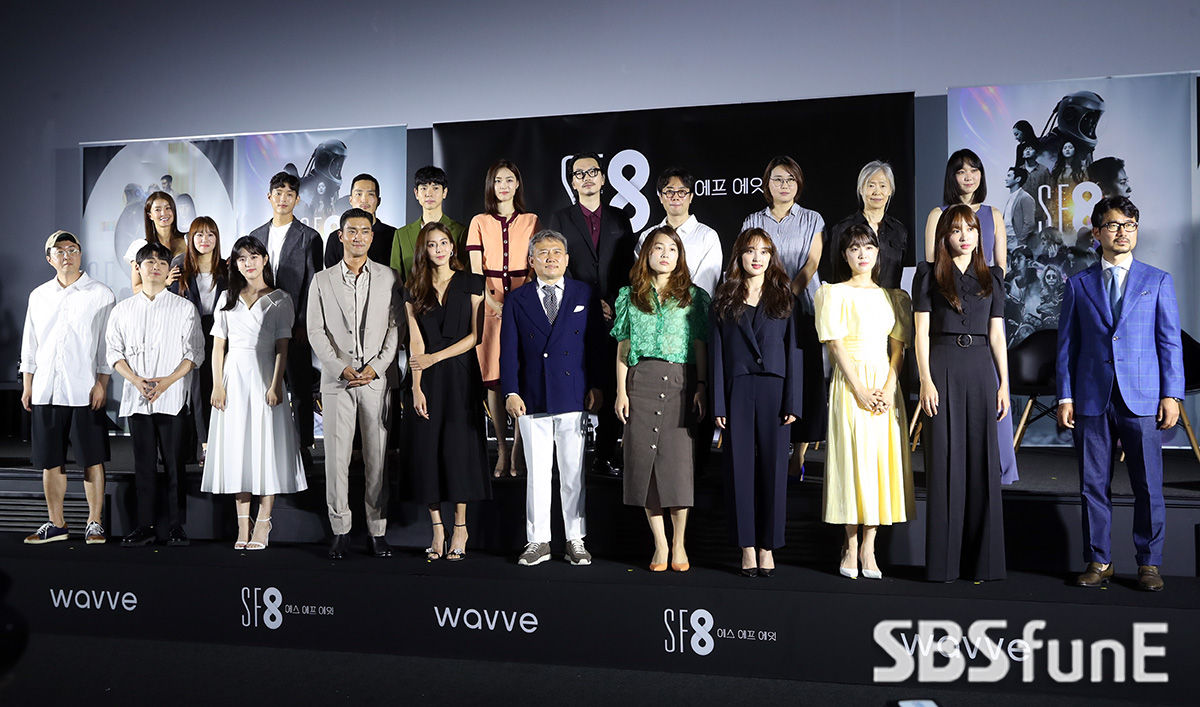 [E포토] 포토타임 갖는 'SF8'의 감독과 배우들