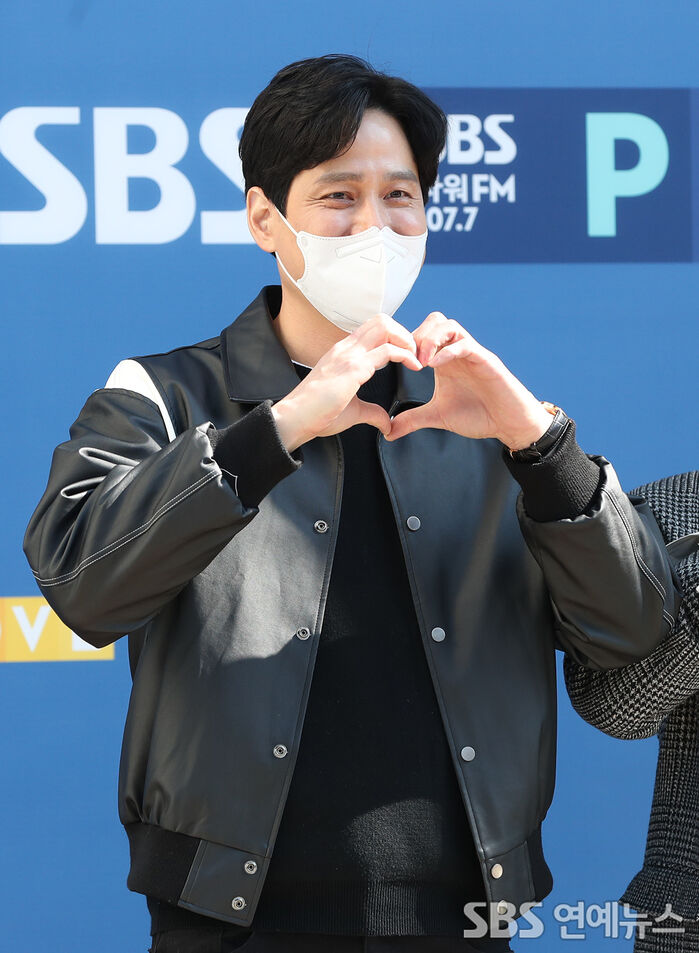 [Throwback] Park Hae-jun Flashes a Heart and a Smile