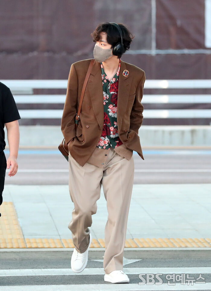 [Throwback] BTS' V Serves Next-Level Style