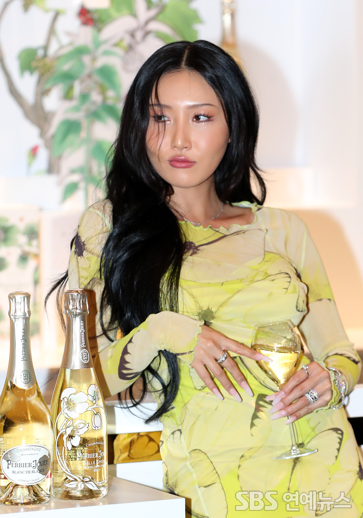 [Throwback] HWASA's Subtle Smile Steals the Spotlight