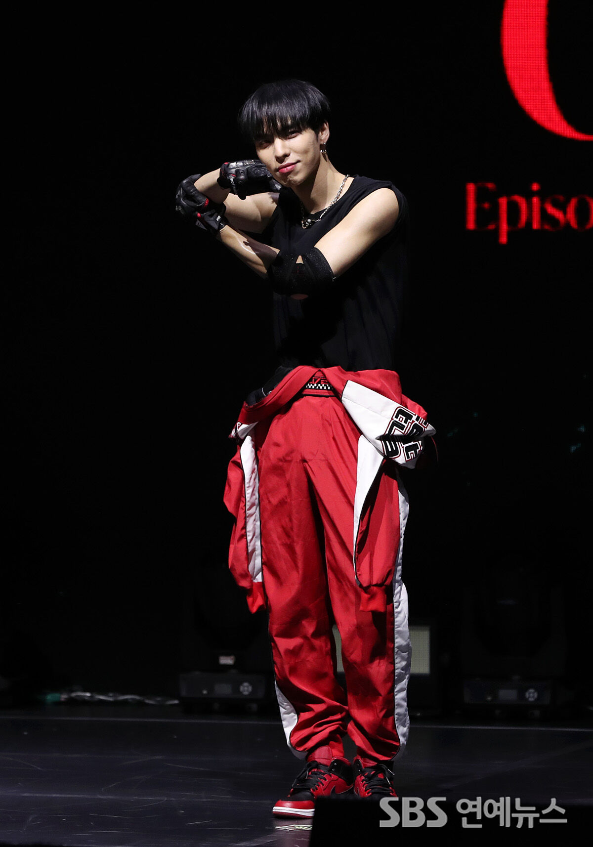 [E포토] CIX BX, '카리스마 넘치는 하트'