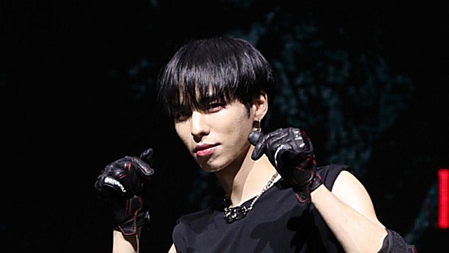 [E포토] CIX BX, '카리스마 넘치는 하트'