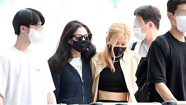 [Throwback] JENNIE and ROSE Are Inseparable, Serving Bestie Energy