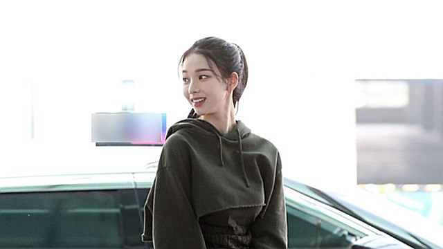 [Throwback] KARINA of aespa Lights the Airport With That Winning Smile