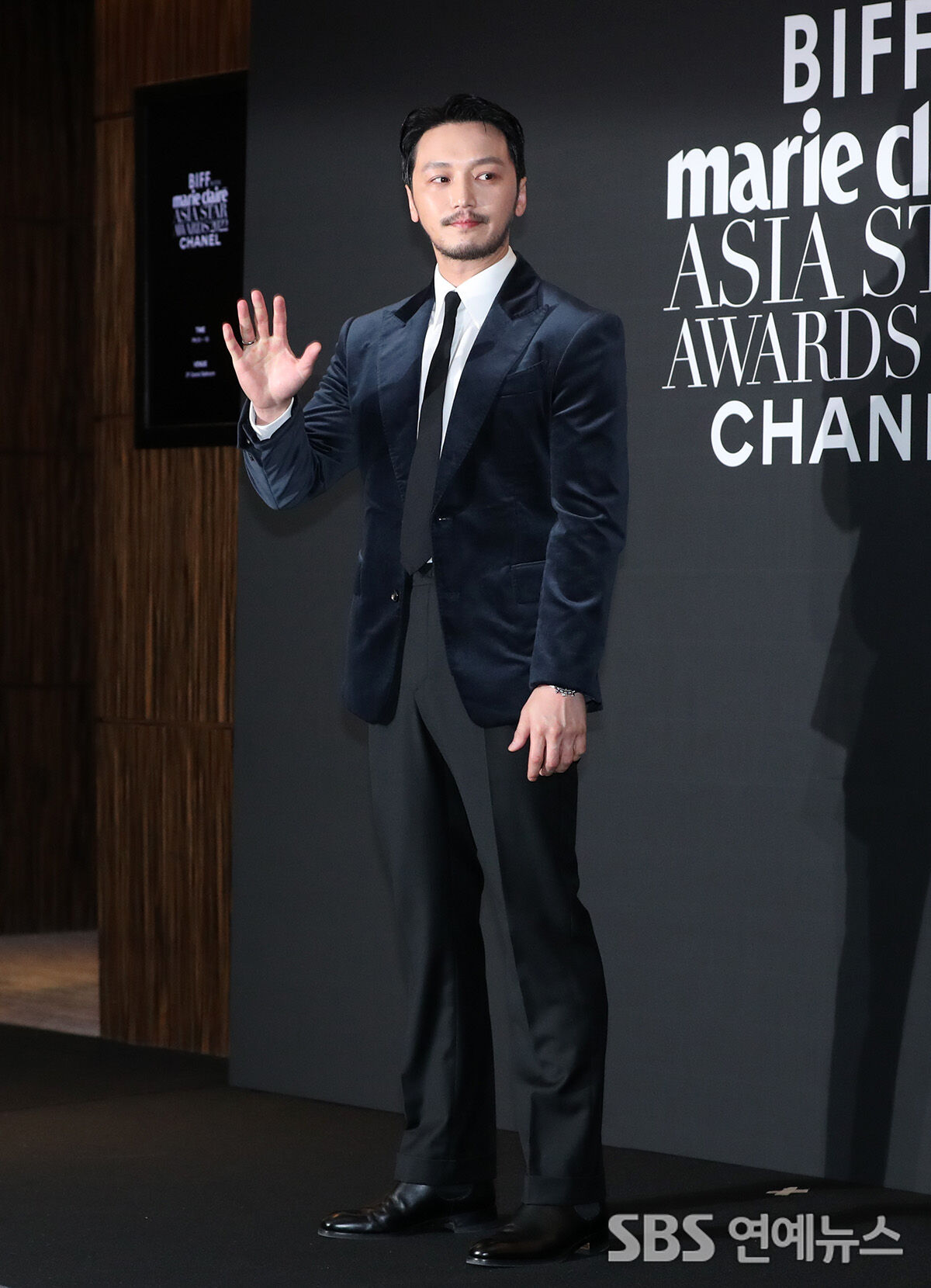 [27th BIFF] 변요한, '젠틀한 손인사 건내는 신사'