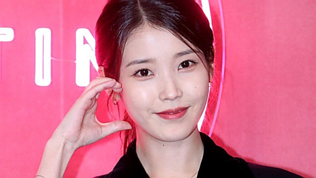 [Throwback] IU Serves Sweet Finger Hearts at Seoul Jewelry Pop-Up