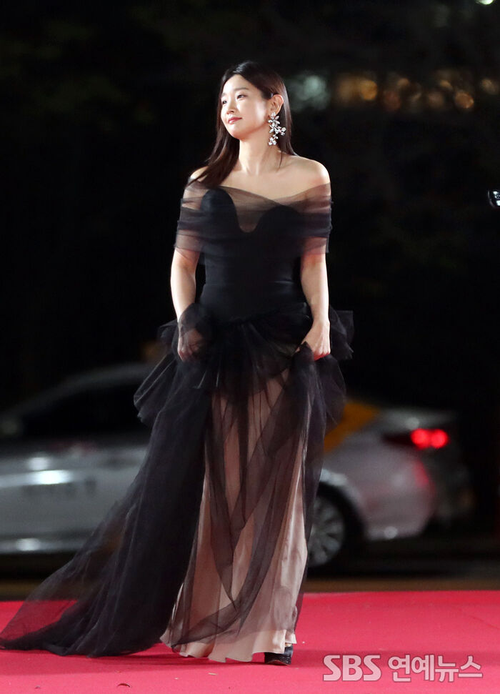 [Throwback] Park So-dam Stuns in an Elegant Sheer Gown at the Blue Dragon Film Awards