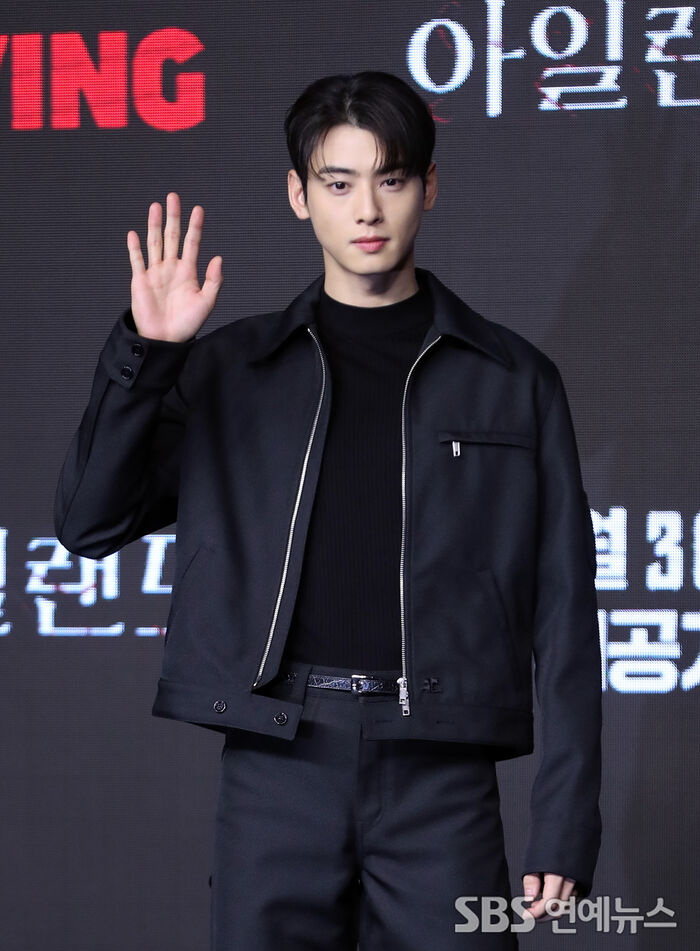 [Throwback] CHA EUNWOO Shows Off His 'Palm-Sized' Face