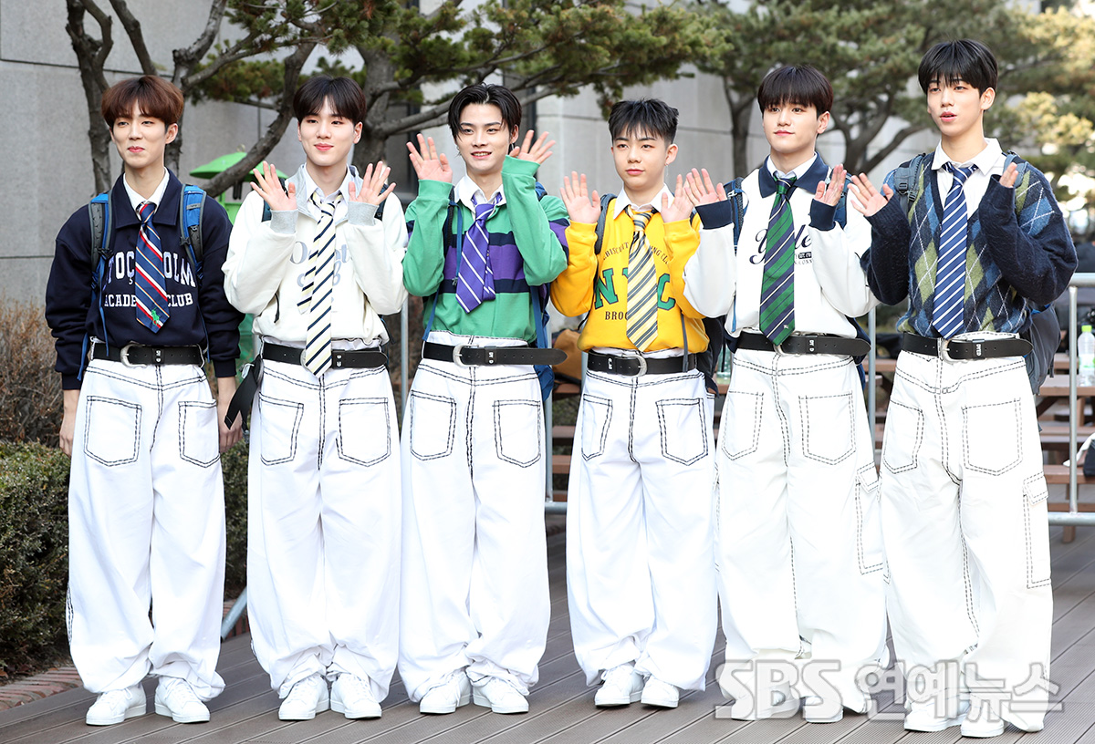 [E포토] 에잇턴, '2023년의 Y2K 패션'