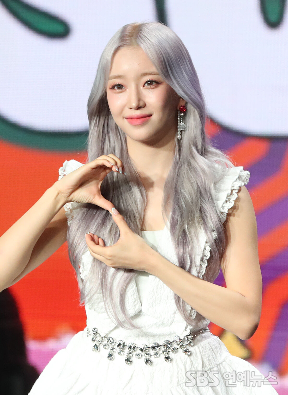 [E포토] 스테이씨 수민, '상큼한 비타민 하트'