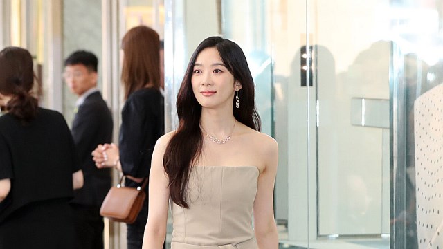 [Throwback] Lee Chungah Radiates Effortless Goddess Energy