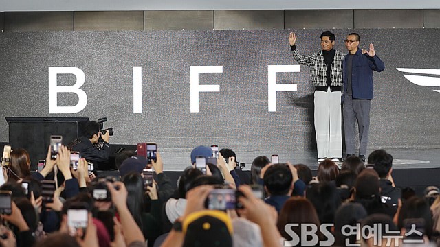 [E포토] 주윤발-반요명, 'BIFF 광장이 들썩'